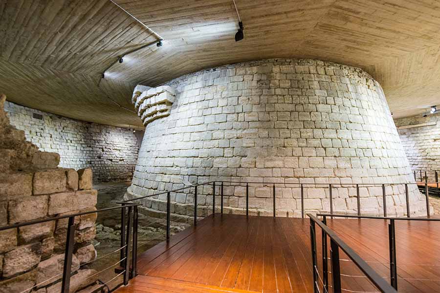 L'histoire du Louvre à travers le temps : balade au cœur du célèbre musée